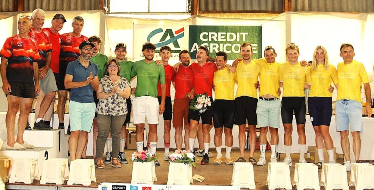 Podium des vainqueurs et personnalités - Petite République.com